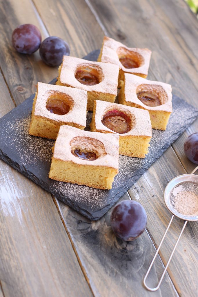 Pandispan cu prune -prajitura rapida cu fructe | Masa in Familie