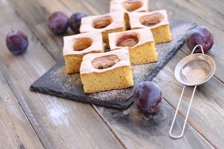 Pandispan cu prune -prajitura rapida cu fructe | Masa in Familie