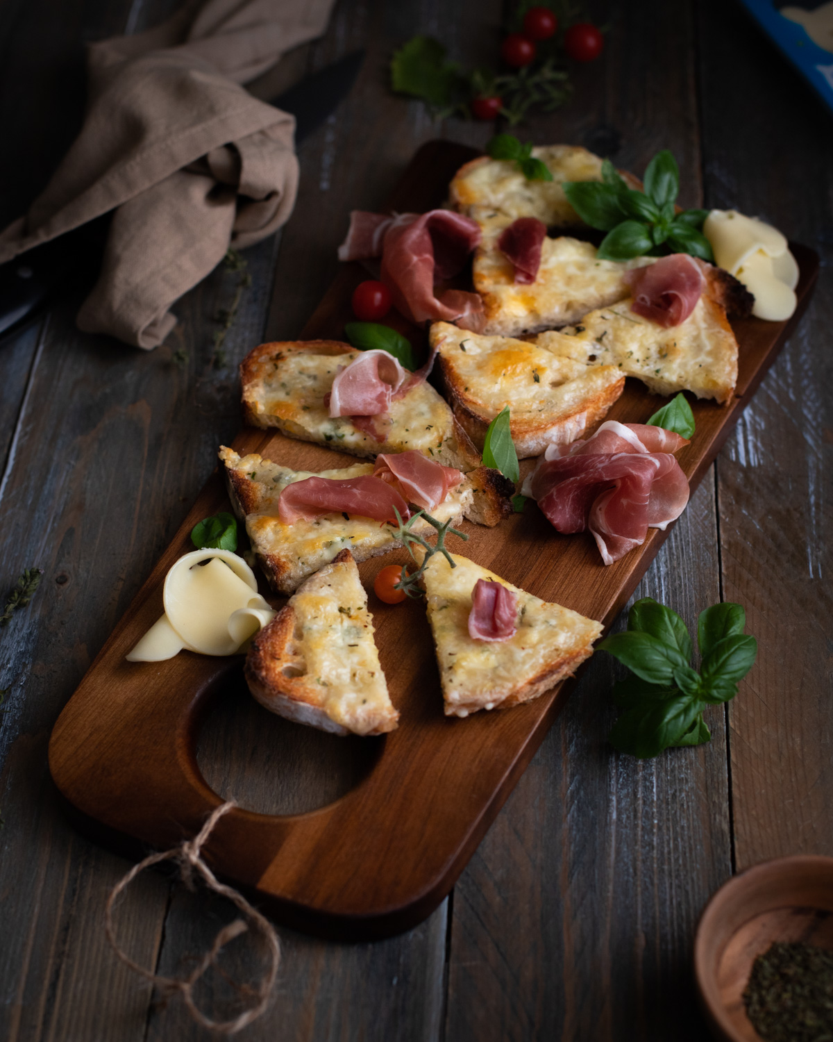 Bruschete cu brânză gouda și prosciutto