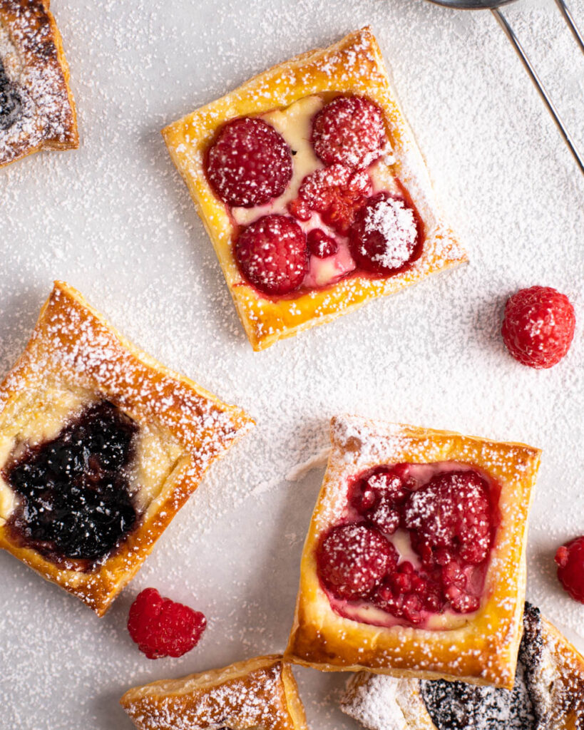 Desert rapid cu foietaj, crema de branza si fructe | Masa in Familie